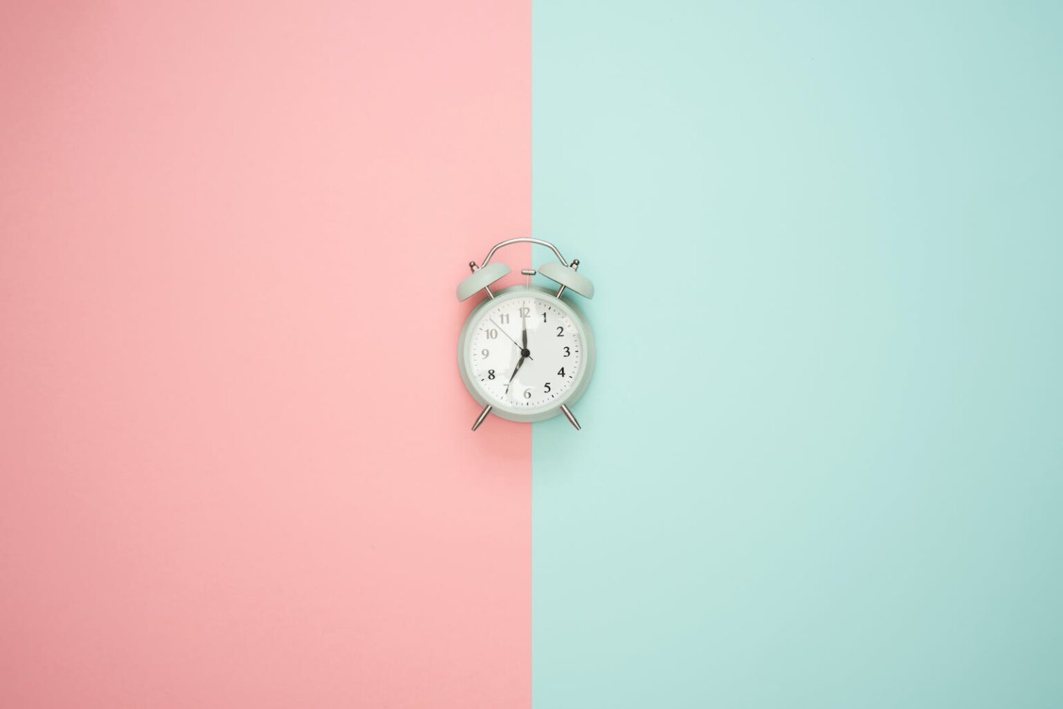 The Pros and Cons of Daylight Saving Time | Pros vs Cons