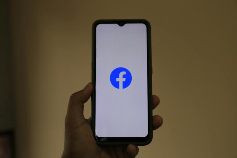 The Power and Pitfalls of Facebook | Pros vs Cons